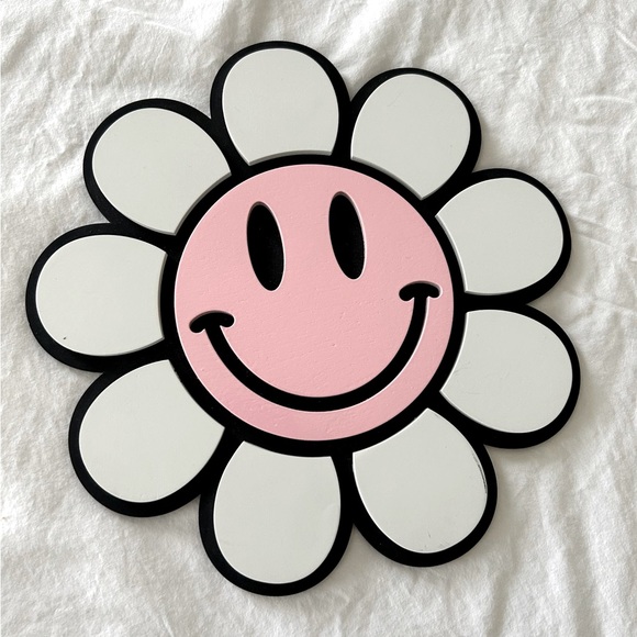 gasp | Wall Decor | Preppy Pink Smiley Face Flower Wall Decor Has To Be ...